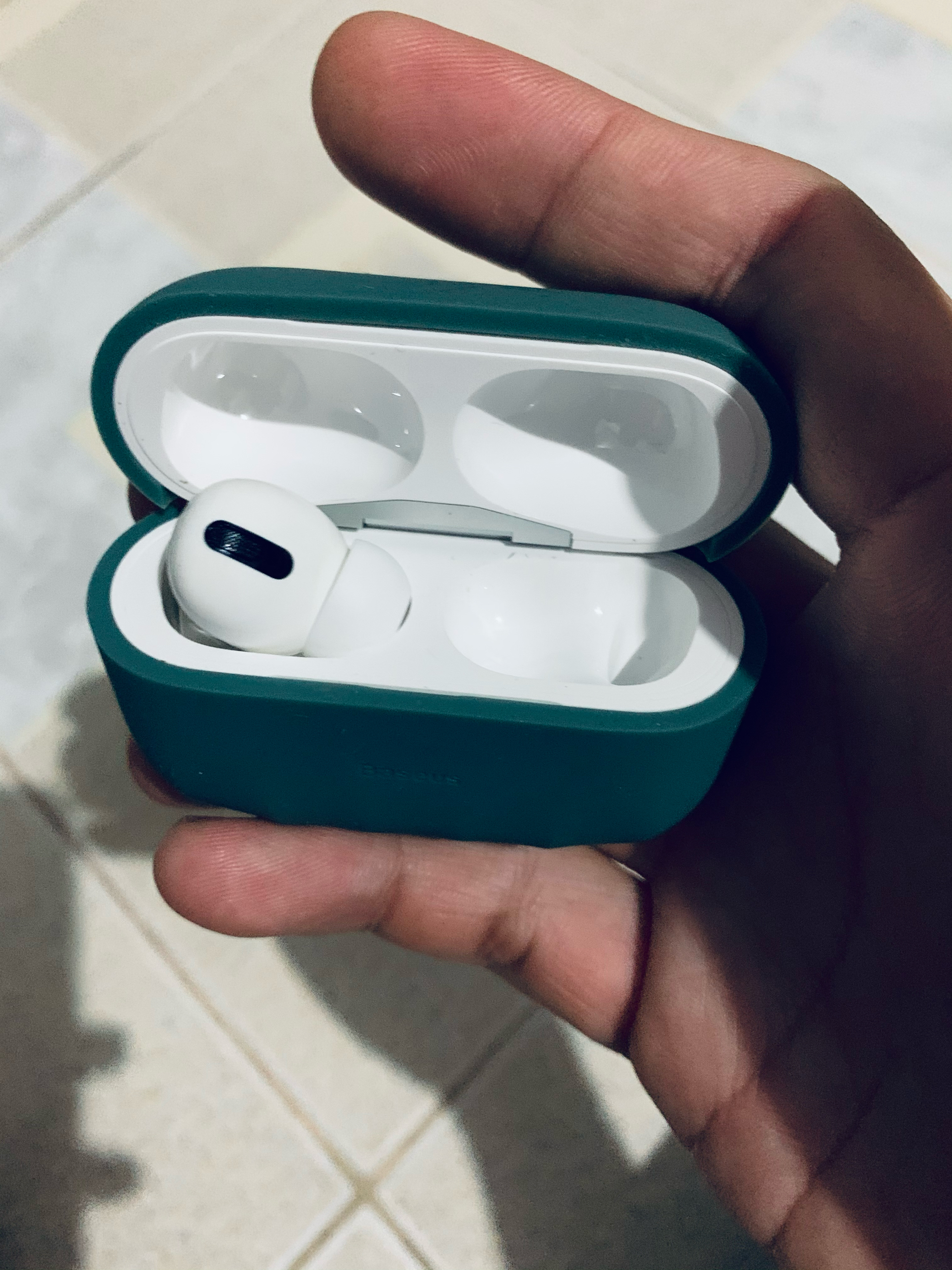 Airpod pro mất tai phải, mua ở đâu anh em nhỉ? Đau lòng quá đi